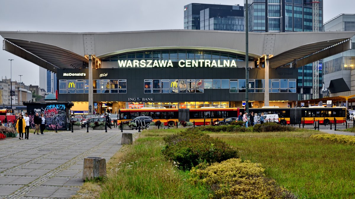 Uber przejmuje Dworzec Centralny w Warszawie. To koniec mafii taksówkarskiej? - rp.pl
