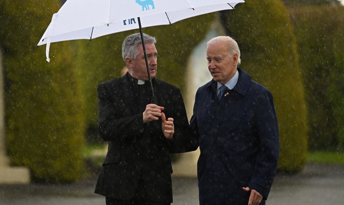 "Był śmiech, były łzy". Biden spotkał się z księdzem, który udzielił ...