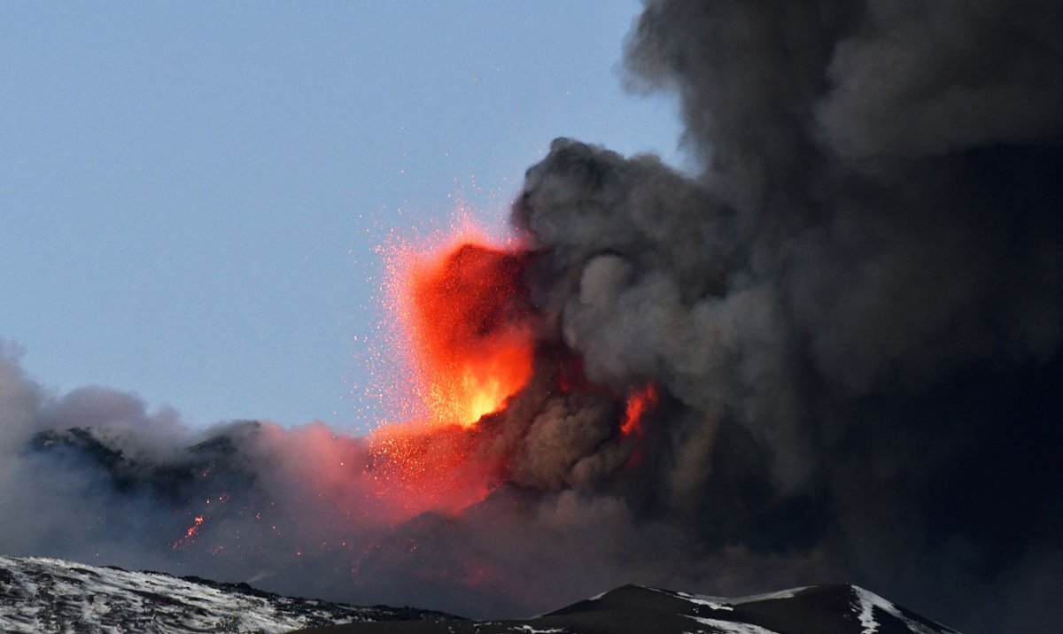 Sycylia: Spektakularna erupcja wulkanu Etna - rp.pl