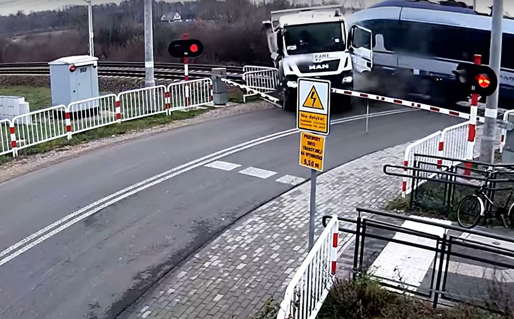 W Polsce do wypadku na przejeździe kolejowym dochodzi co drugi dzień ...