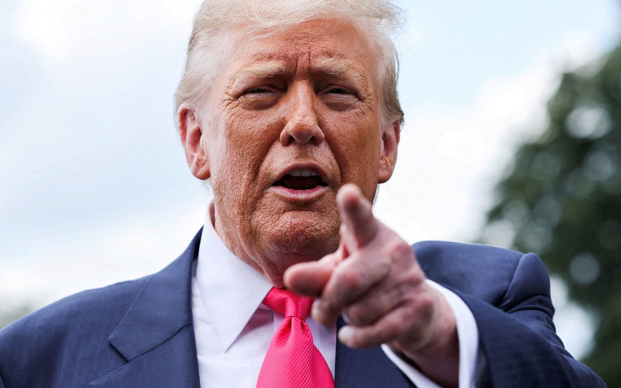Biały Dom wyjaśnia, dlaczego Donald Trump ma spuchnięte kostki - rp.pl