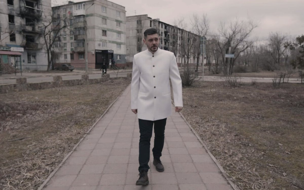 Rosjanie promują „stalinowski kitel”. Reklamę nakręcono w zrujnowanym ...