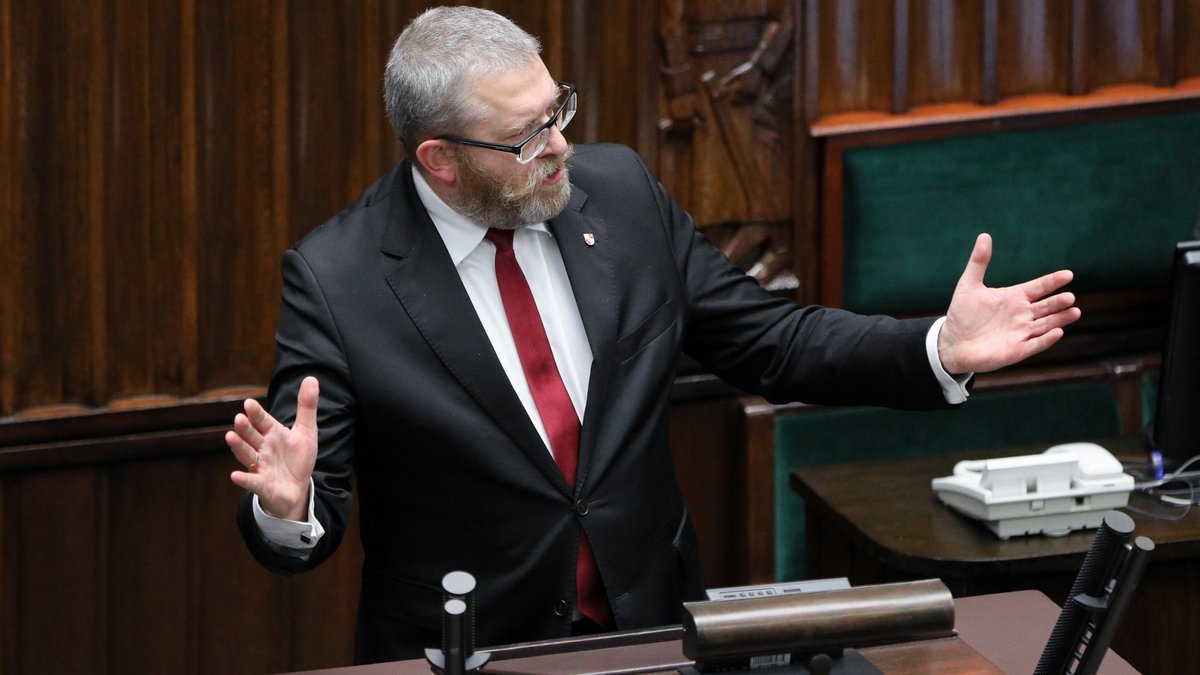 Grzegorz Braun ma zakaz wstępu do budynku Sejmu. Decyzję ogłosił Szymon Hołownia - rp.pl