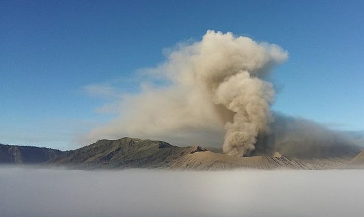 Indonezja - wulkany dymią, samoloty stoją - rp.pl
