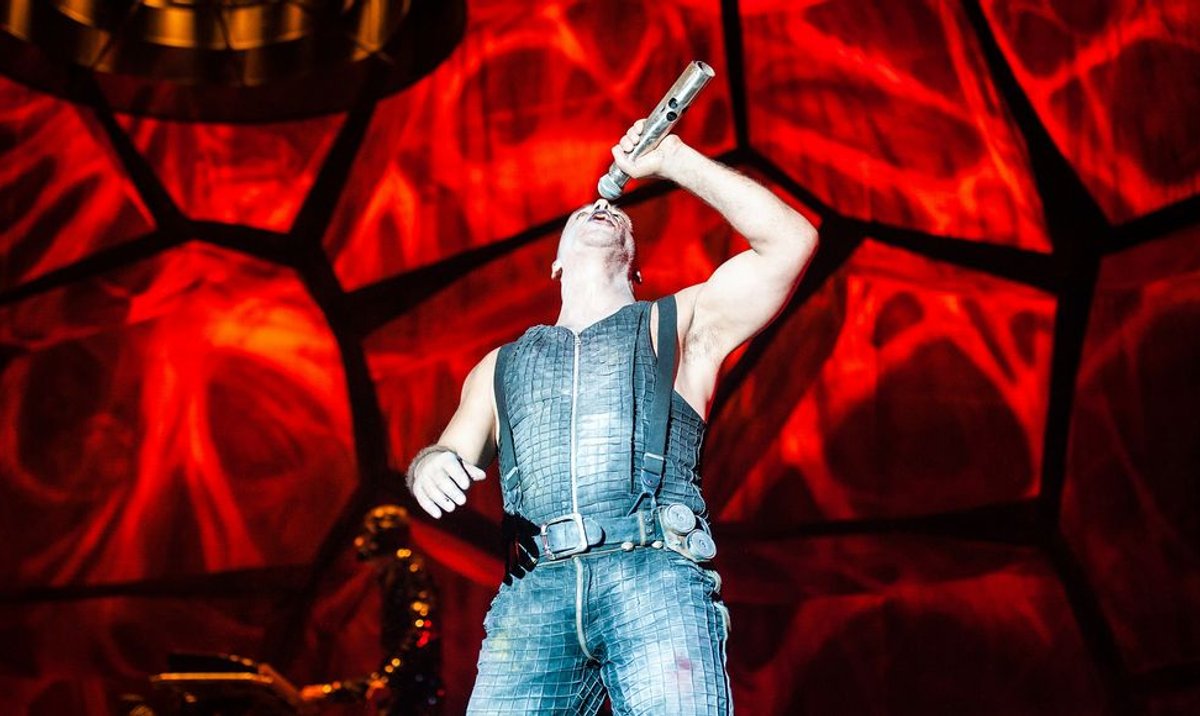 Moskwa: Męski pocałunek członków zespołu Rammstein dla poparcia ruchu ...