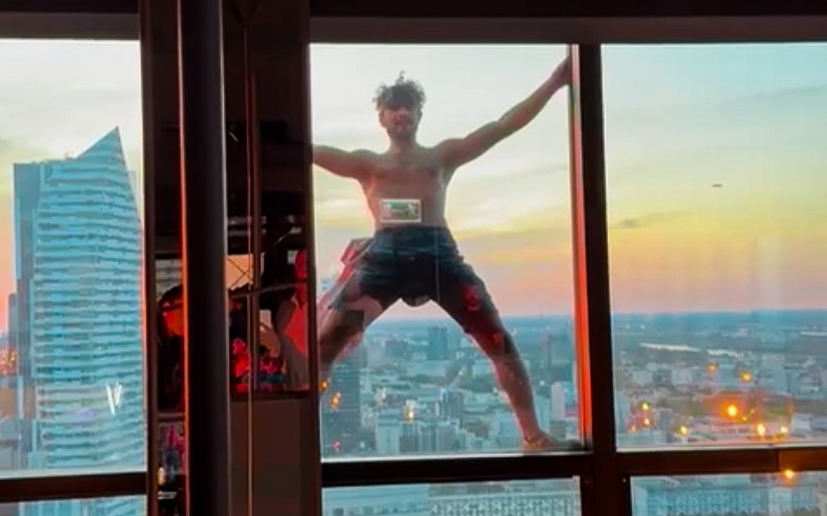 Varso Tower. Mężczyzna wspiął się na szczyt najwyższego budynku w UE ...