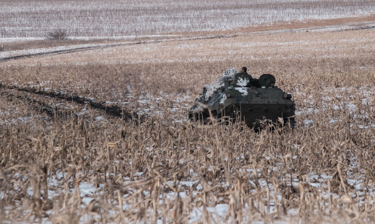 Wojna na Ukrainie. Brytyjski wywiad: Rosjanie uciekli i porzucili 30 pojazdów opancerzonych - rp.pl