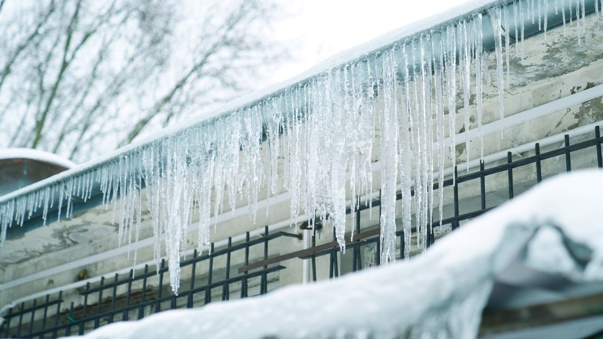 Przez zwisające sople lodu zamykany jest przejazd przez tunel pod ...