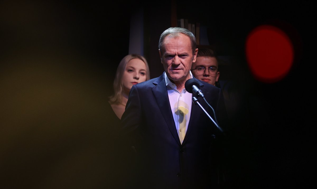 Donald Tusk pozwał TVP. Stacja publikowała jego wizerunek z czerwonym ...