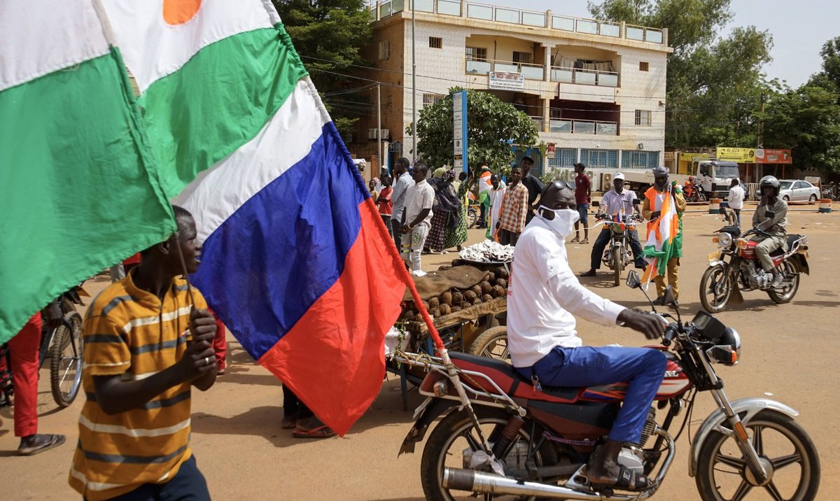 "NYT": Rosja "po cichu" wysyła swoje flagi do Afryki? Czego symbolem ...