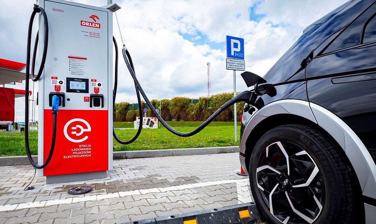 Orlen uruchomił pierwszą ultraszybką ładowarkę. Ładowanie baterii w 20 ...