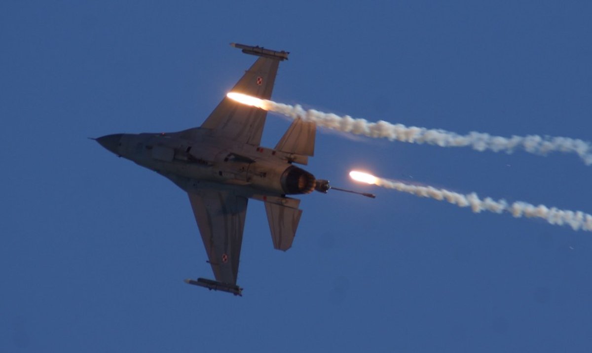 Trzech oferentów w przetargu na cele pozorne do polskich F-16 - rp.pl