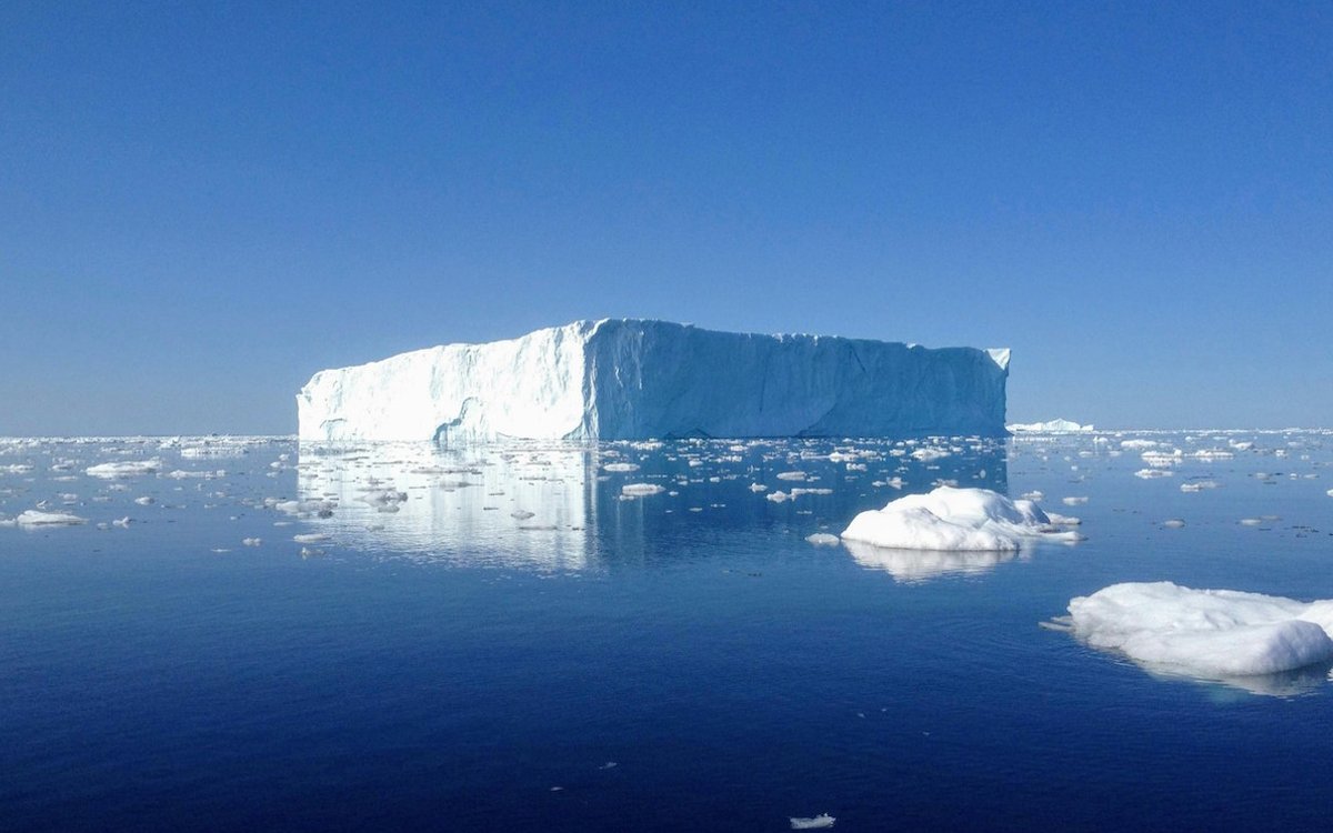 Gigantyczna góra lodowa oderwała się od Antarktydy. Jest większa niż ...