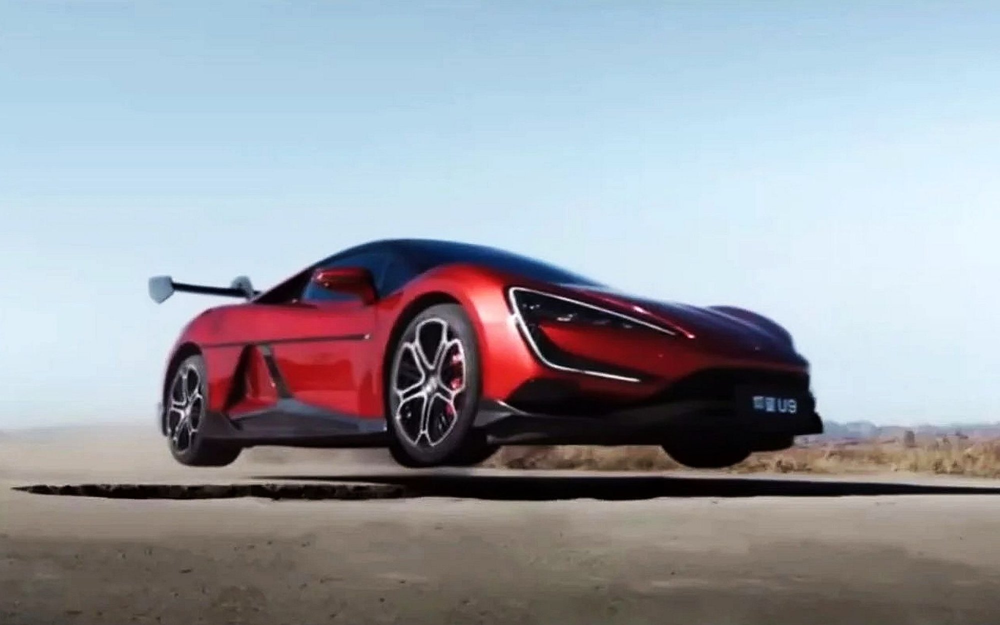 Skaczący nad dziurą samochód opanował internet. To nowy chiński ...