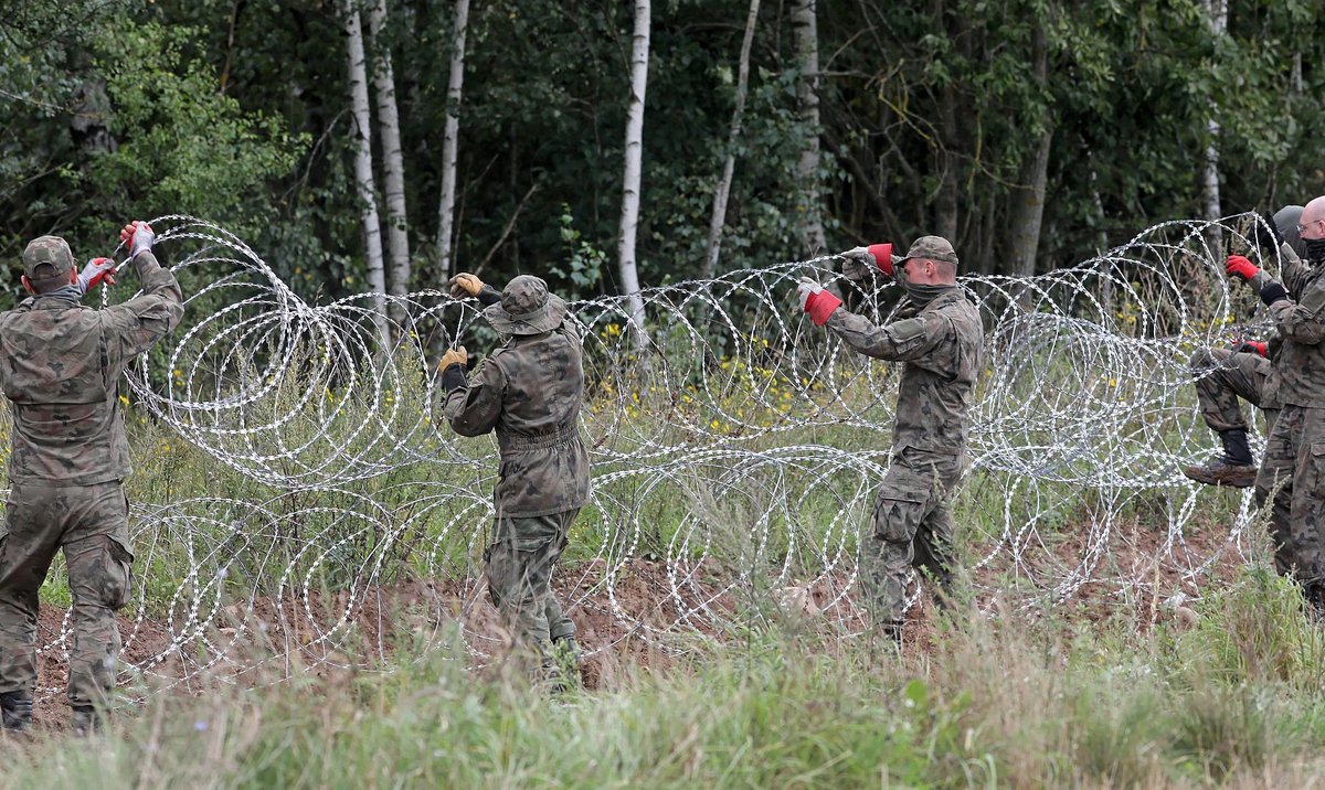 Błaszczak: Zasieki okazały się zbyt słabe. Budujemy płot - rp.pl