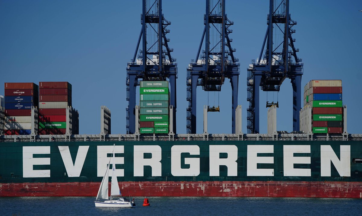 Evergreen znów to zrobił. Gigantyczny kontenerowiec ugrzązł na ...