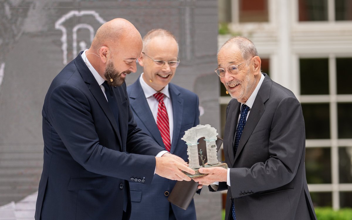 Były szef NATO ze statuetką Nagrody Jana Nowaka-Jeziorańskiego - rp.pl