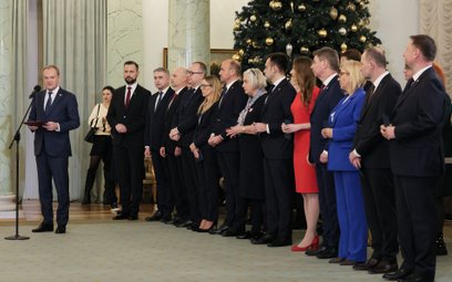 Reuters: Rząd Donalda Tuska odziedziczył trudny budżet po PiS. Już zapowiada opóźnienie ...