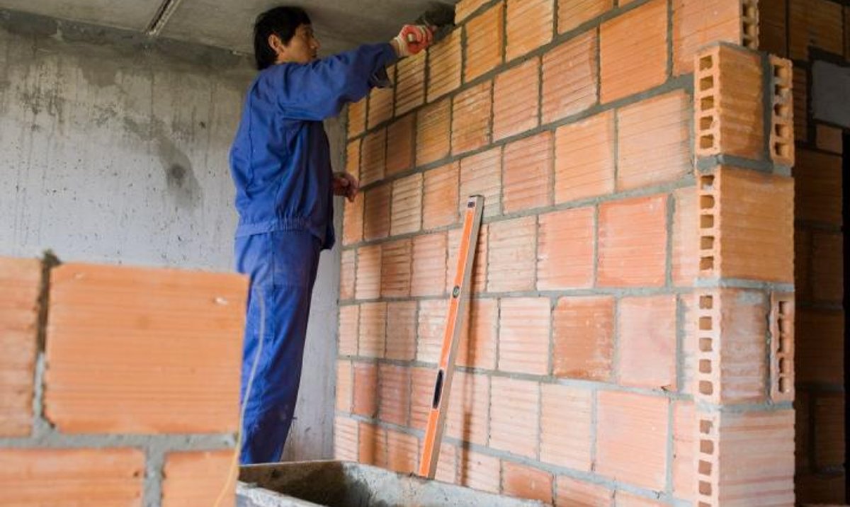 Murarz weźmie mniej - rp.pl