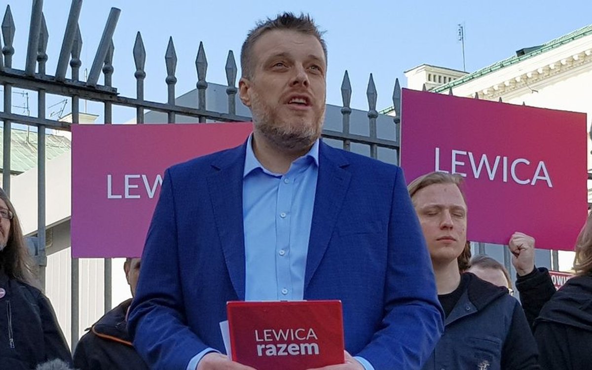 Lewica Razem ma prezent dla Morawieckiego: Piłkę - rp.pl