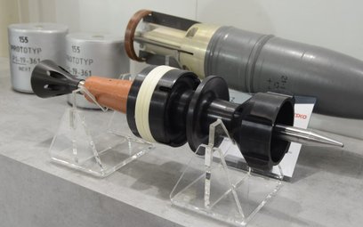 Pięciu zainteresowanych udziałem w dialogu na 125 mm amunicję czołgową ...