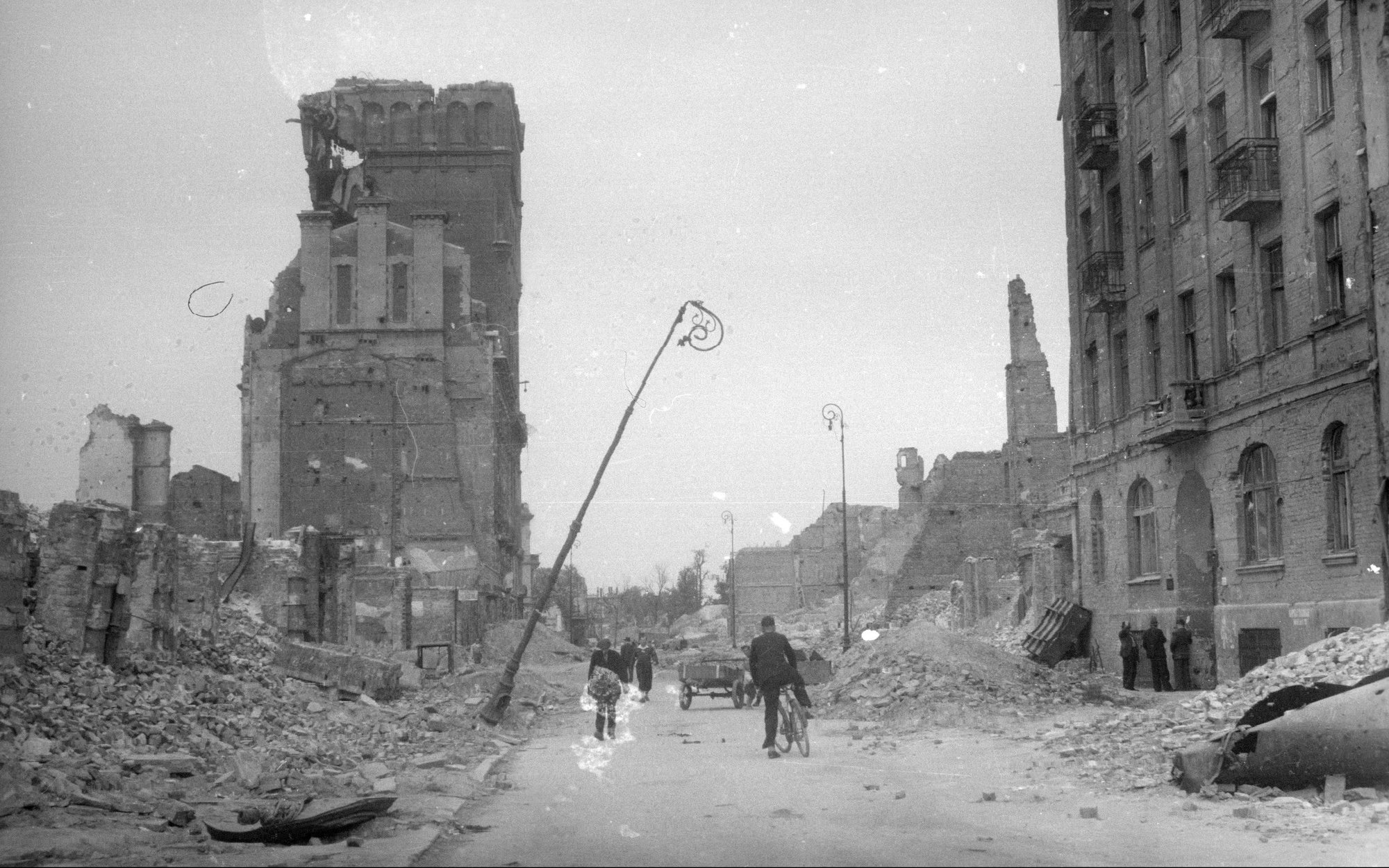 Gdzie w Warszawie można jeszcze zobaczyć ślady walk z czasów powstania ...