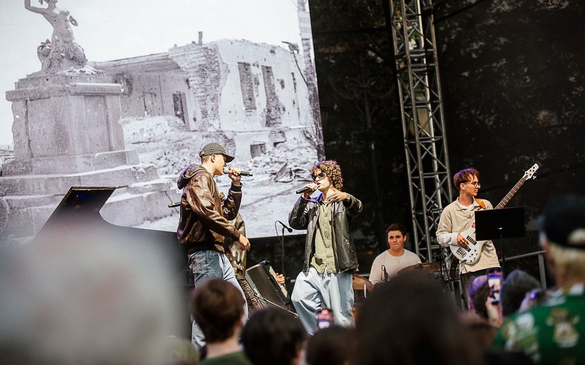 „Poszedłem dziś na ulicę, gruzy wzywają”. Rap na rocznicę odbudowy ...
