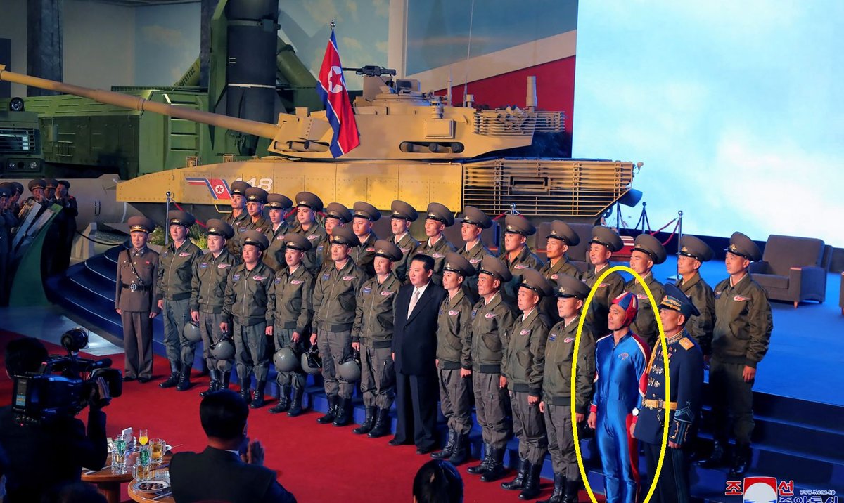 „Kapitan KRLD”. Kim jest żołnierz w tajemniczym stroju obok Kim Dzong ...