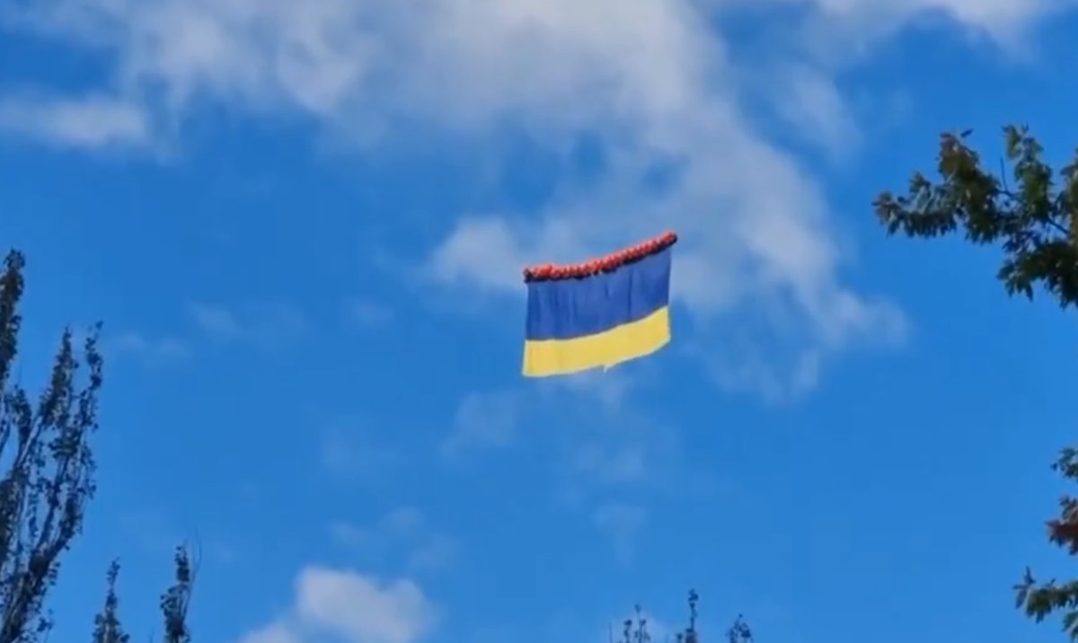 Flaga Ukrainy na niebie. Rosjanie próbowali ją zestrzelić. Zdradzili ...