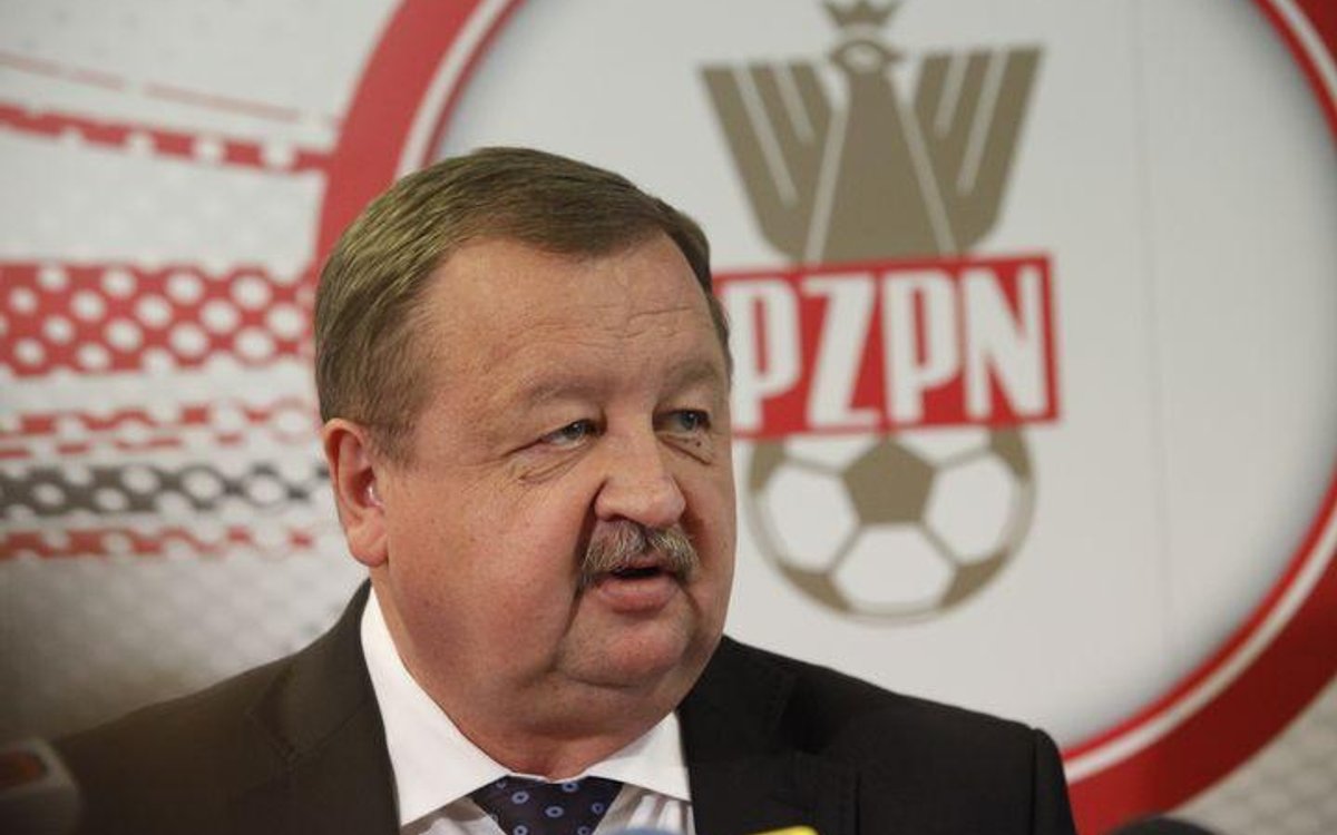 Sekretarz generalny PZPN wyrzucony z samolotu - rp.pl