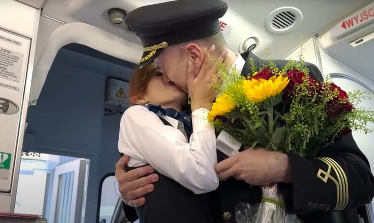 Kapitan LOT-u oświadczył się stewardesie podczas rejsu. Wzruszająca scena - rp.pl