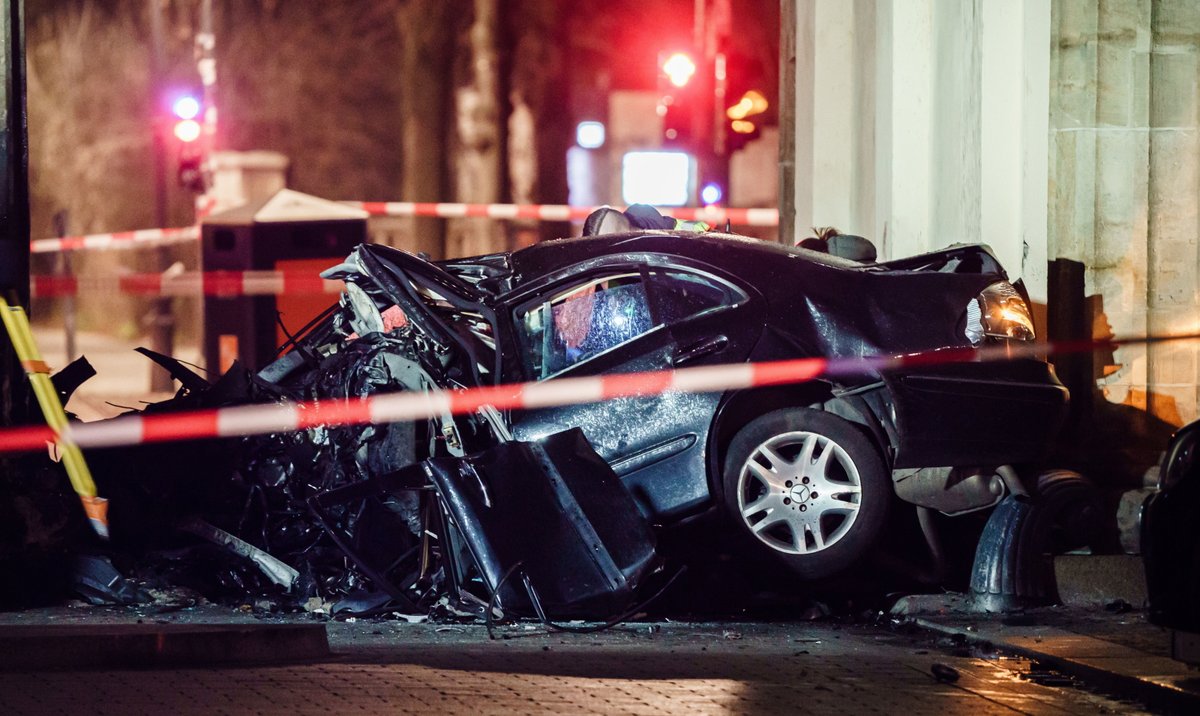Samochód z polską rejestracją uderzył w Bramę Brandenburską. Kierowca ...