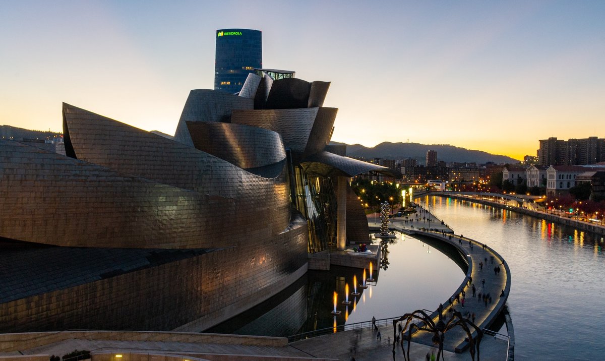 Muzeum Guggenheima w Bilbao ma 25 lat. Kontrowersyjny budynek nadal ...