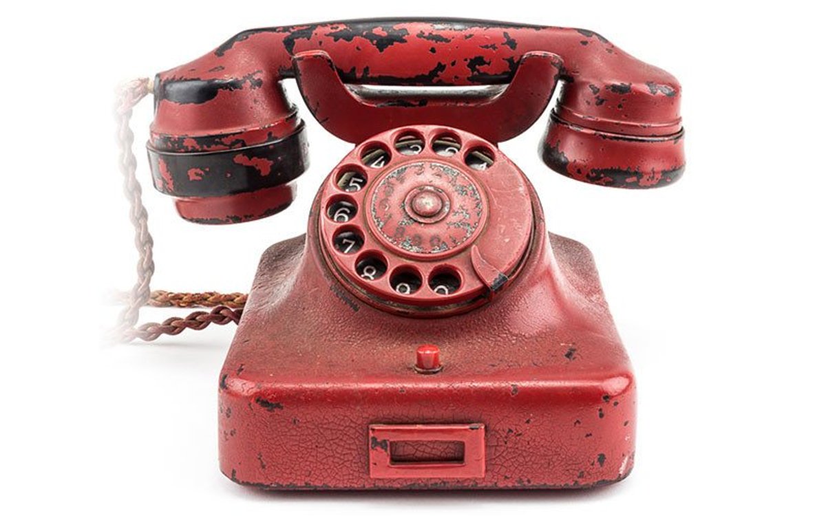 Czerwony telefon Hitlera wystawiony na aukcję - rp.pl