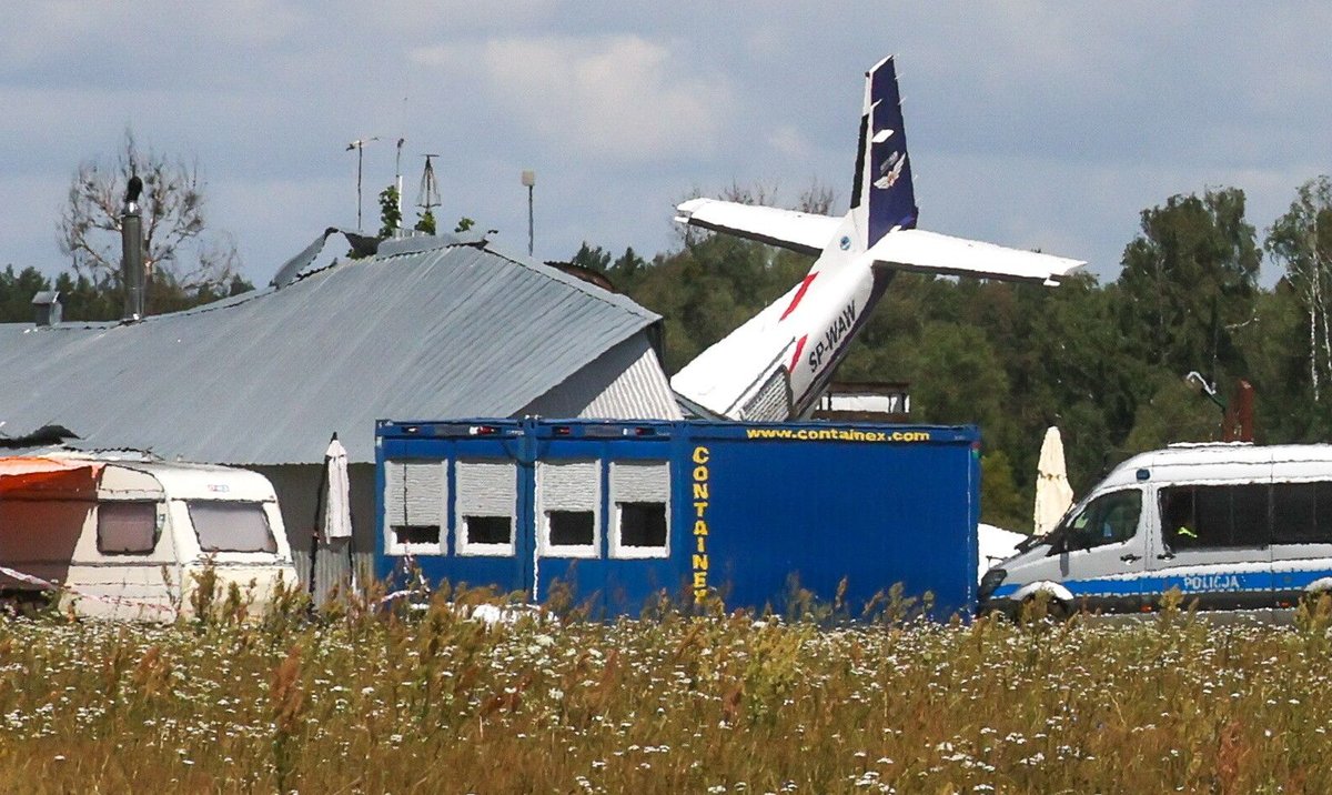 Samolot uderzył w hangar, w którym chronili się ludzie. Nowe informacje ...