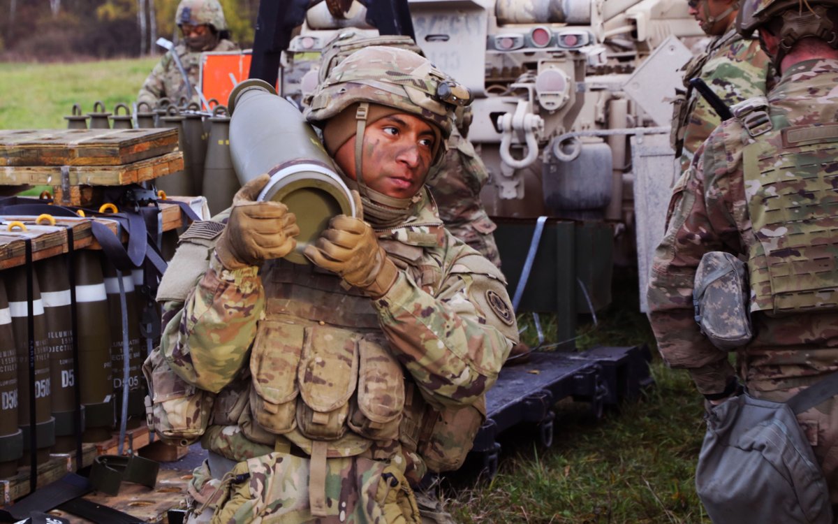 Pomoc wojskowa z USA znów popłynie na Ukrainę. Pierwszy pakiet od ...