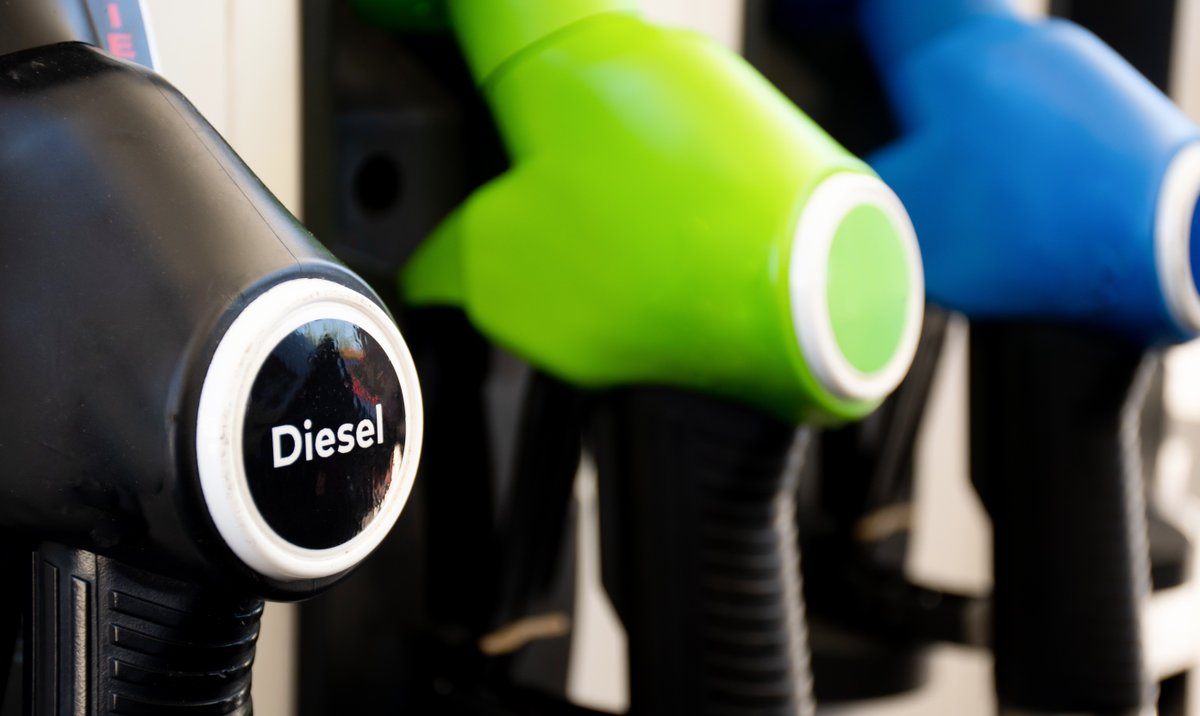 Ceny diesla i benzyn spadają dużo wolniej niż kurs surowca, z którego ...