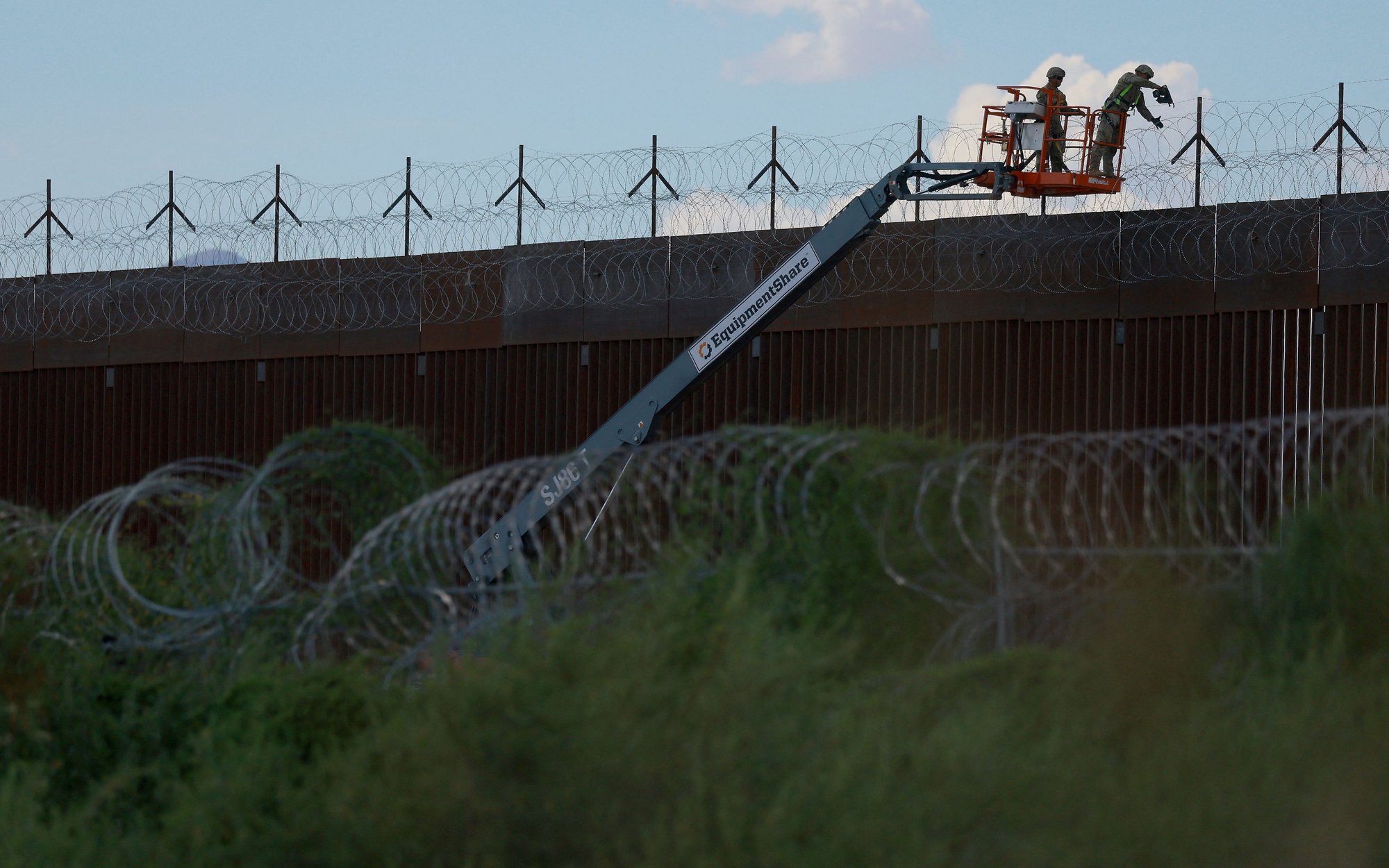 Mur na granicy USA i Meksyku zostanie pomalowany na czarno. Na ...