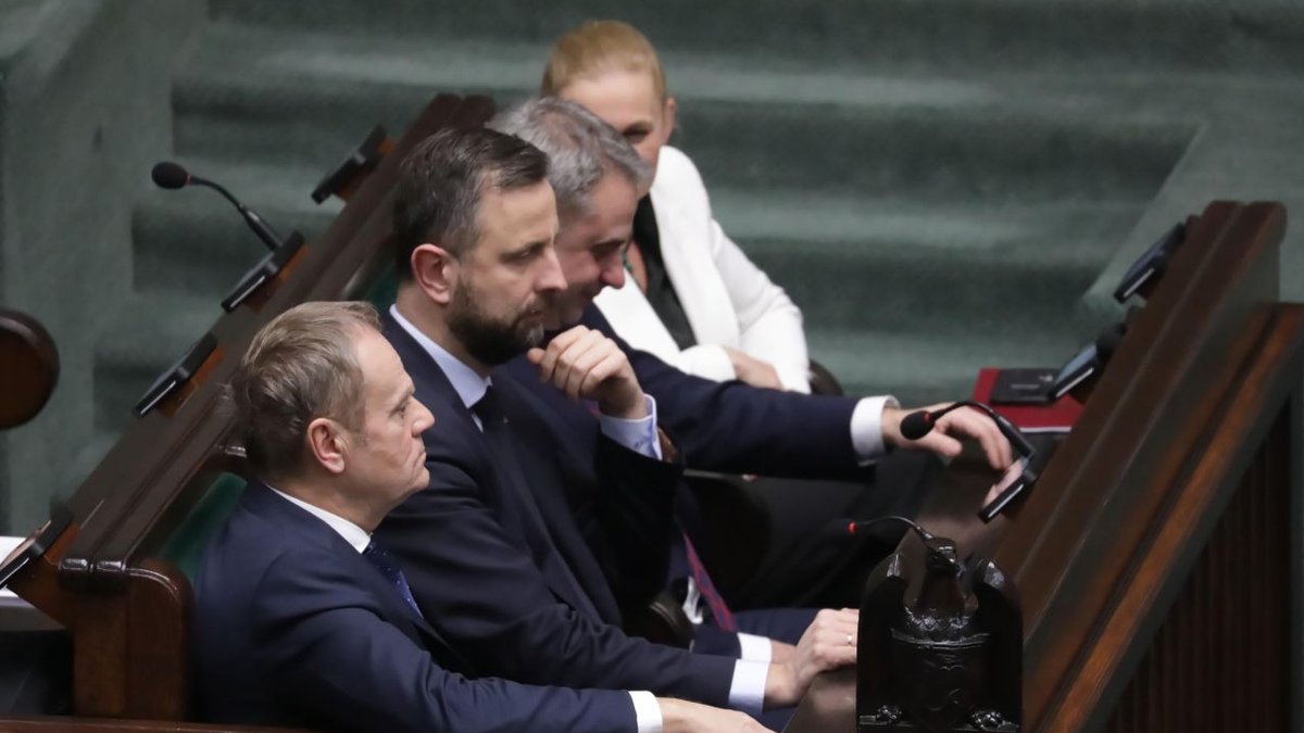 Sondaż CBOS. Jak się zmienia poparcie dla partii politycznych? Lider się umacnia - rp.pl