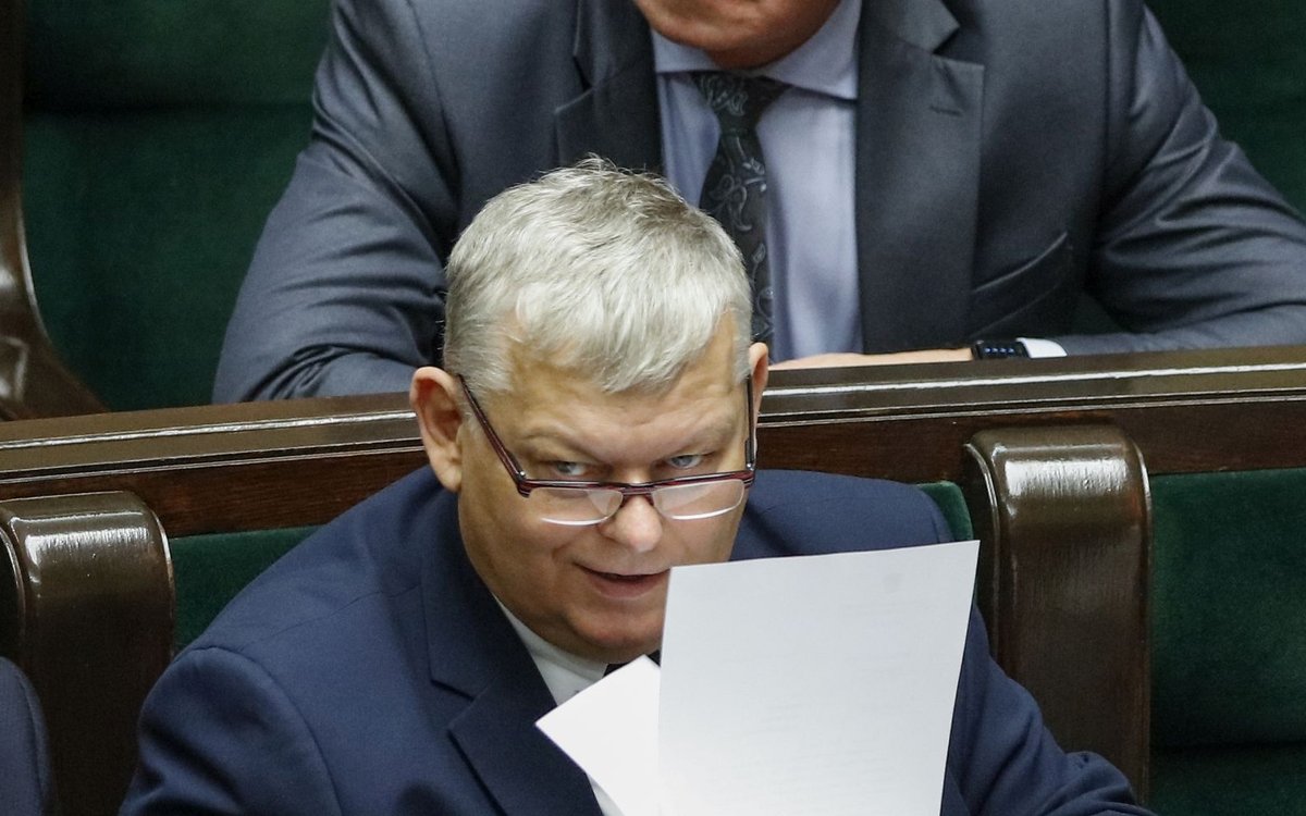 Marek Suski mówi, że w pół roku rząd Tuska "złapał dwa lata opóźnienia ...