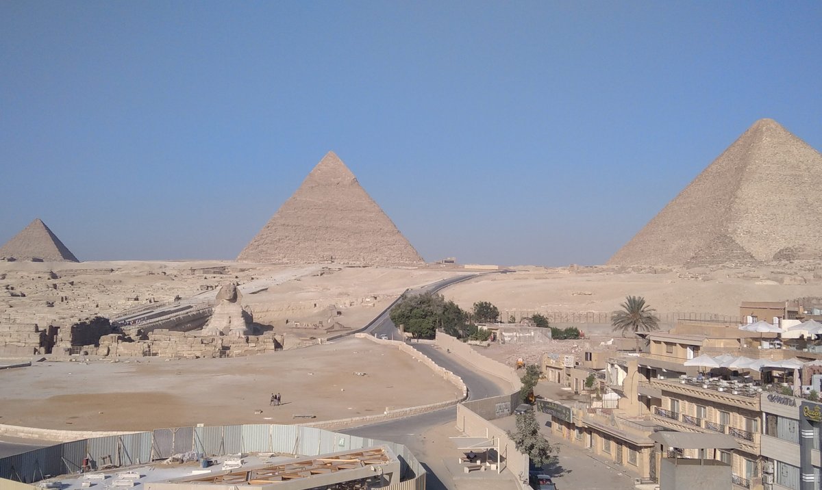 Kraj stojący w cieniu piramid - parkiet.com