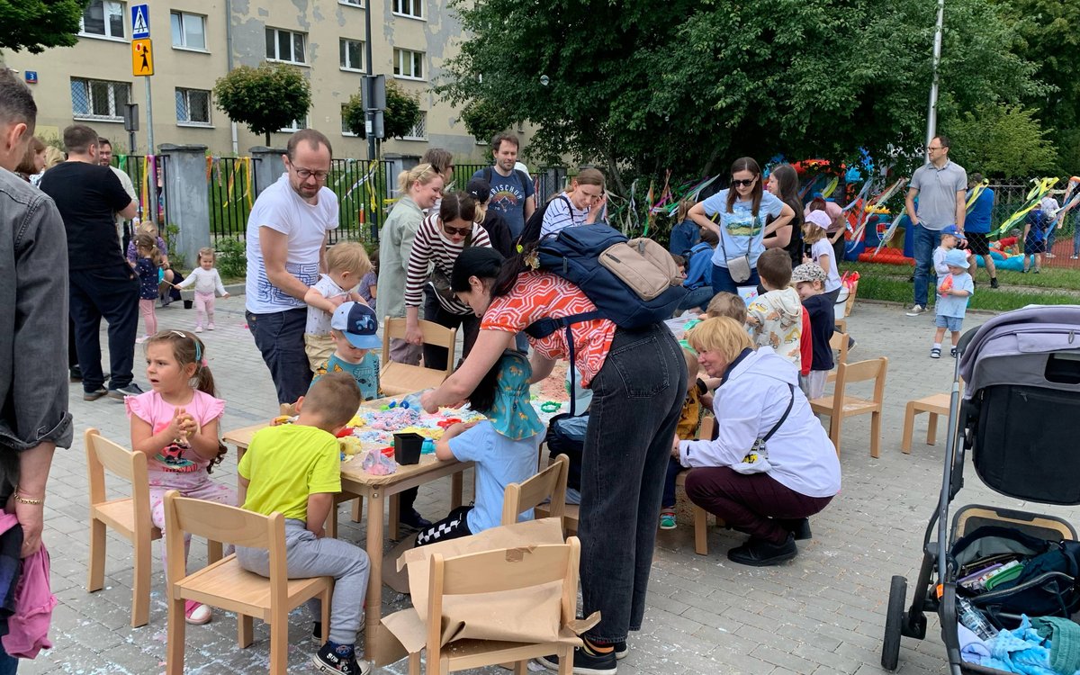 Inauguracja pikników z Kapitanem Warszawą. Superbohater odwiedził żłobek na Woli | zyciewarszawy.pl