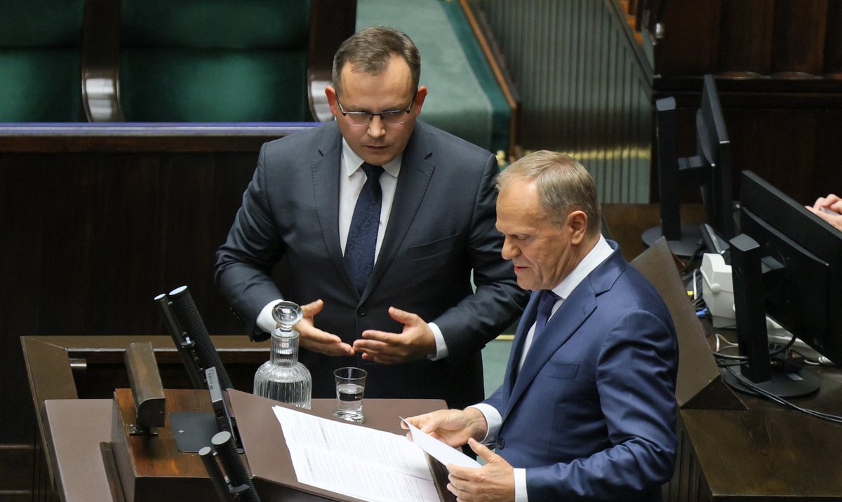 Poseł PiS wtargnął na mównicę podczas wystąpienia Tuska. Zareagował ...