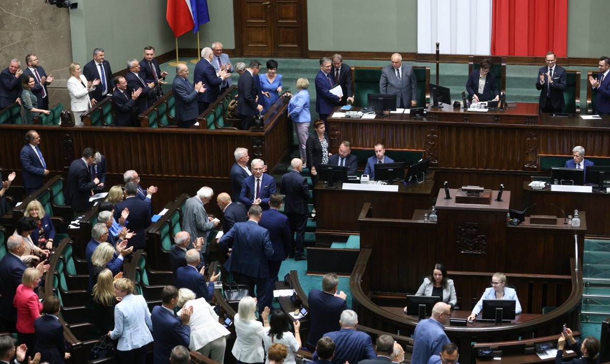 Sondaż: PiS bez samodzielnej większości. Opozycja potrzebowałaby posłów Konfederacji - rp.pl