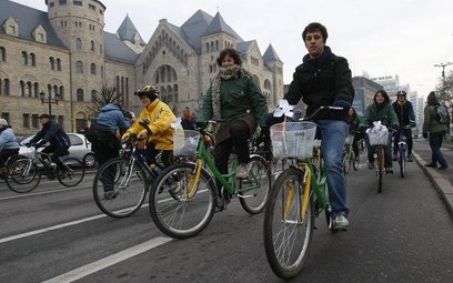 Rowerzysta w kasku i z odblaskiem - rp.pl