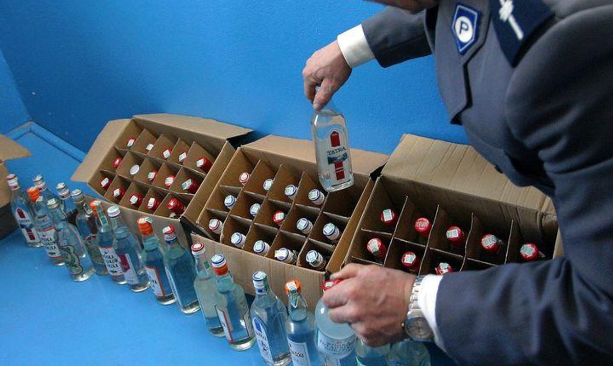 Bimber zalewa polski rynek wódki - rp.pl