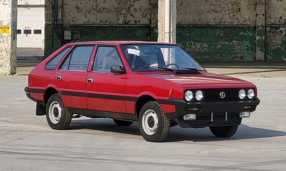 Polonez z przebiegiem 33 km na sprzedaż. Kosztuje już więcej niż nowa ...
