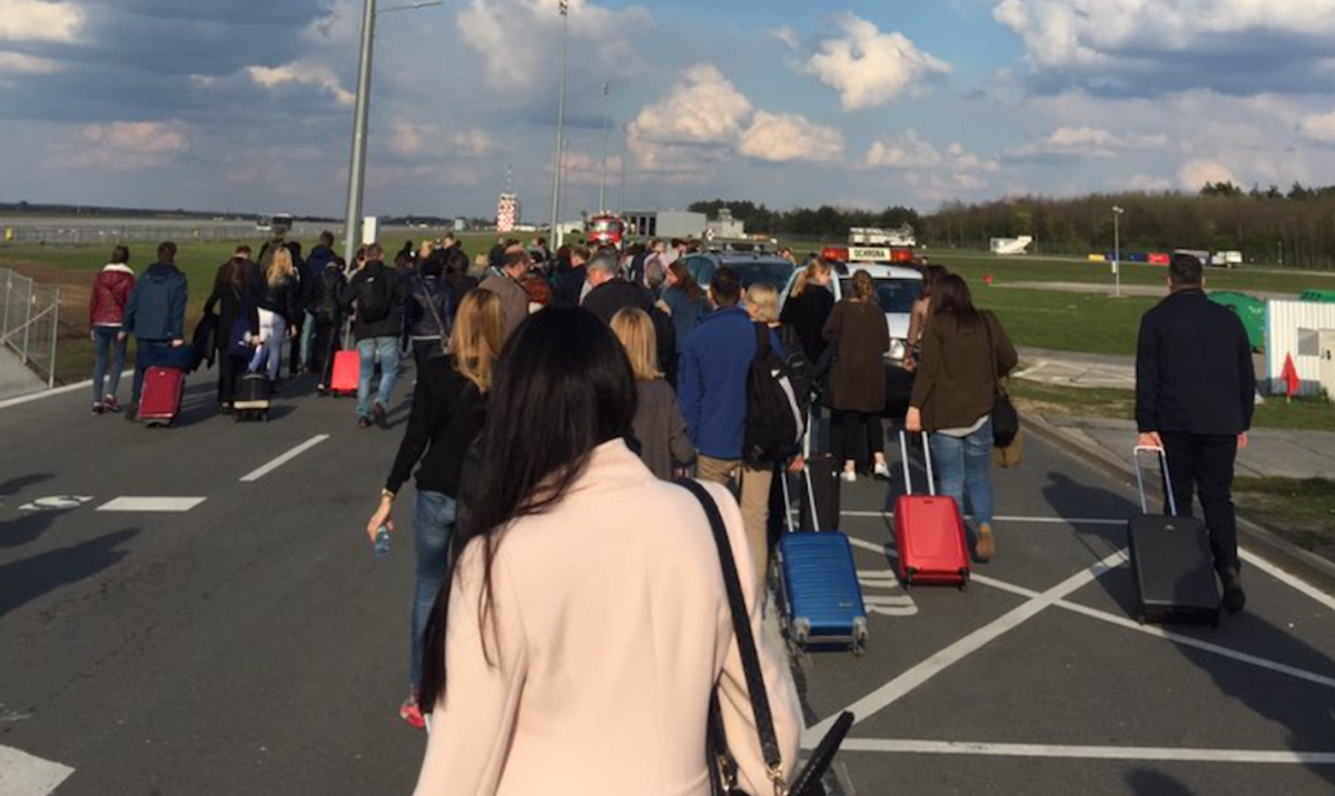 Alarm bombowy na lotnisku w Modlinie - rp.pl