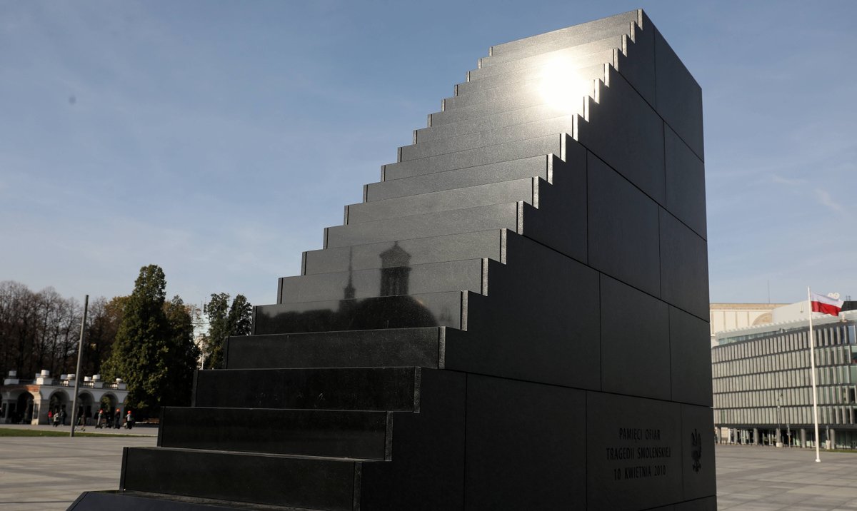 Lex Super Omnia: Naciski na prokuratorów. W tle znieważenie pomnika smoleńskiego - rp.pl