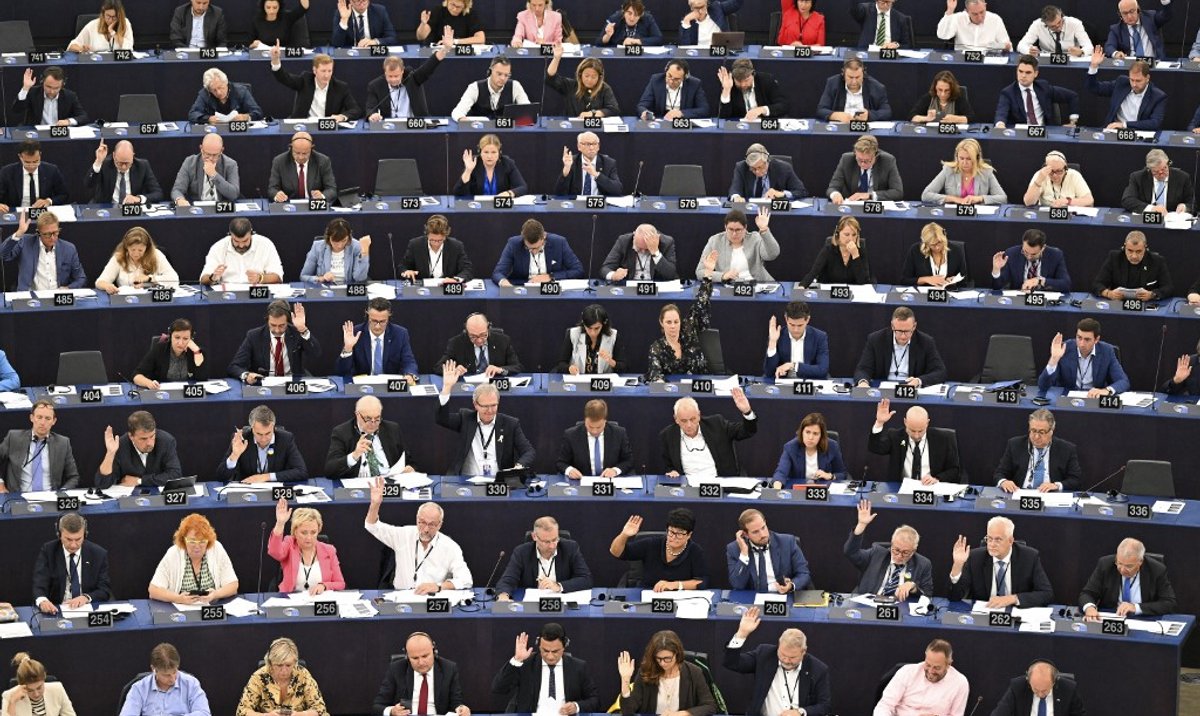 Parlament Europejski przyjął raport. "Węgry nie są już w pełni ...